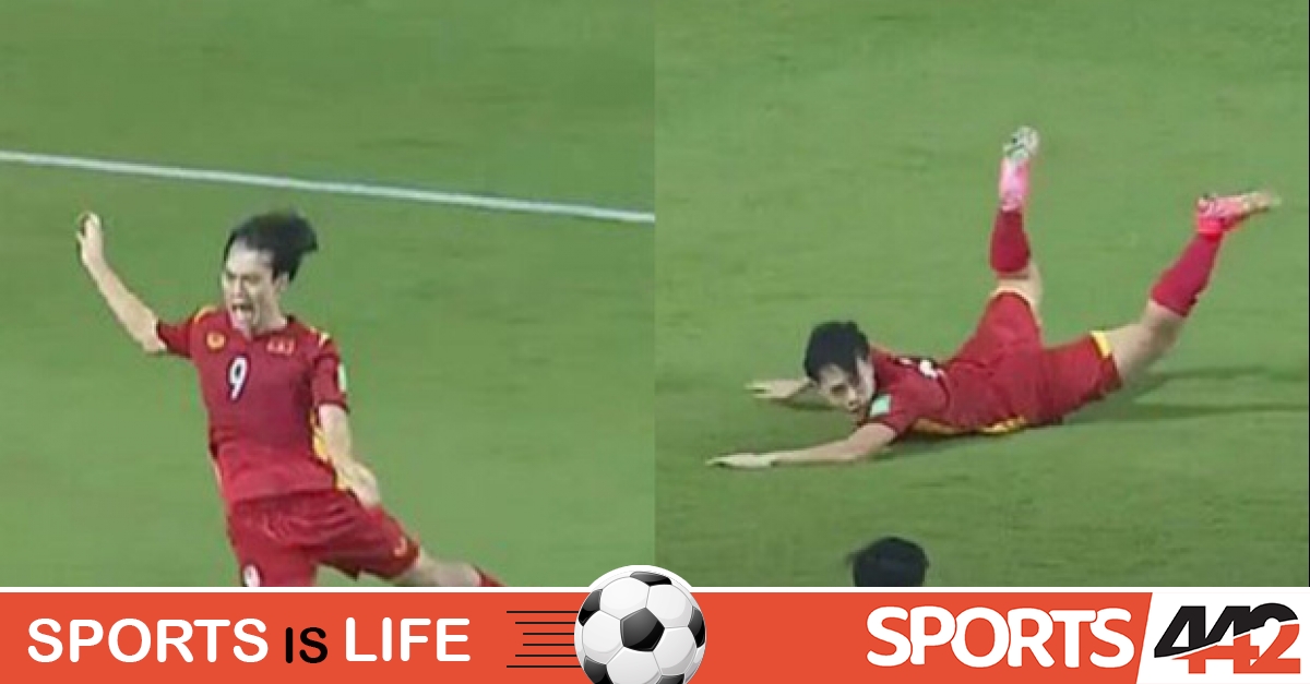 Báo Malaysia nhắc lại cú ngã của Văn Toàn để chỉ trích trọng tài Sato